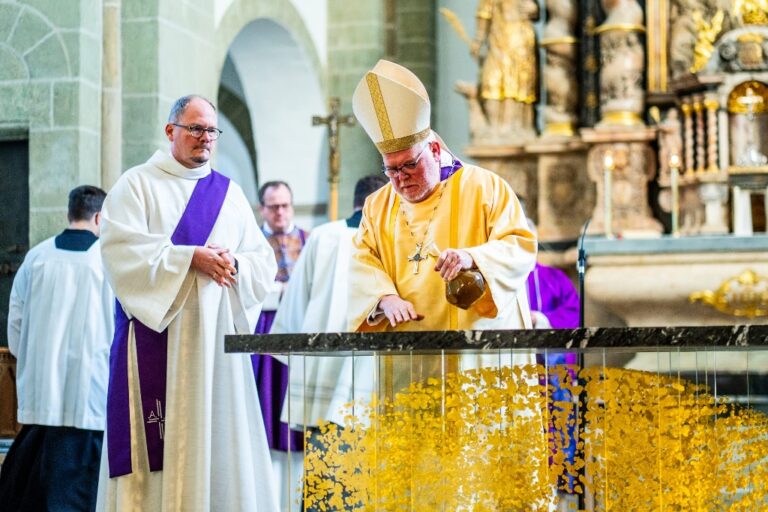 Spektakuläre Altarweihe in der Stiftskirche durch Kardinal Marx ...